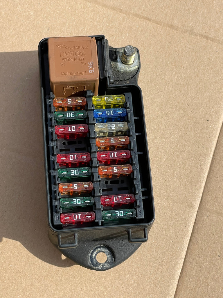 Jaguar Daimler X308 engine bay Fusebox LNE2800AA – Black Cherry Jaguar