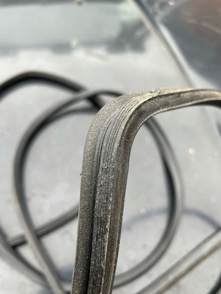 Daimler Jaguar XJ40 front or rear screen rubber inner seal Mastic dam ...