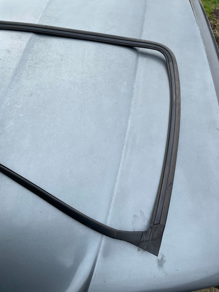 Jaguar XJ40 1994 model year front wind screen rubber outer finisher se ...