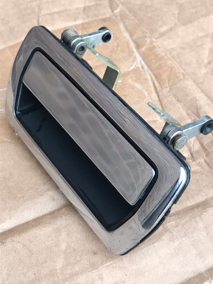 Jaguar XJ40 Boot catch – Black Cherry Jaguar