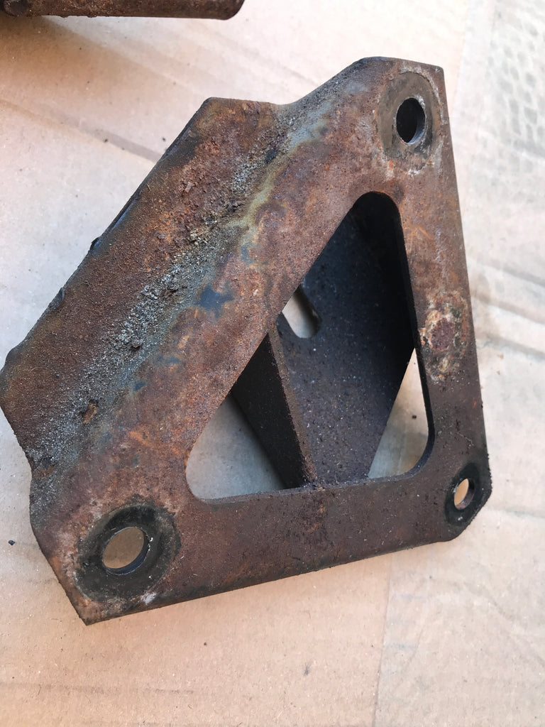 Jaguar XJ40 X300 AJ6 engine mounts brackets – Black Cherry Jaguar